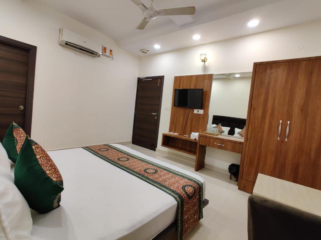 From $14 - HOTEL CLASSIC COMFORT inn 100 METER FROM GOLDEN TEMPLE, Amritsar