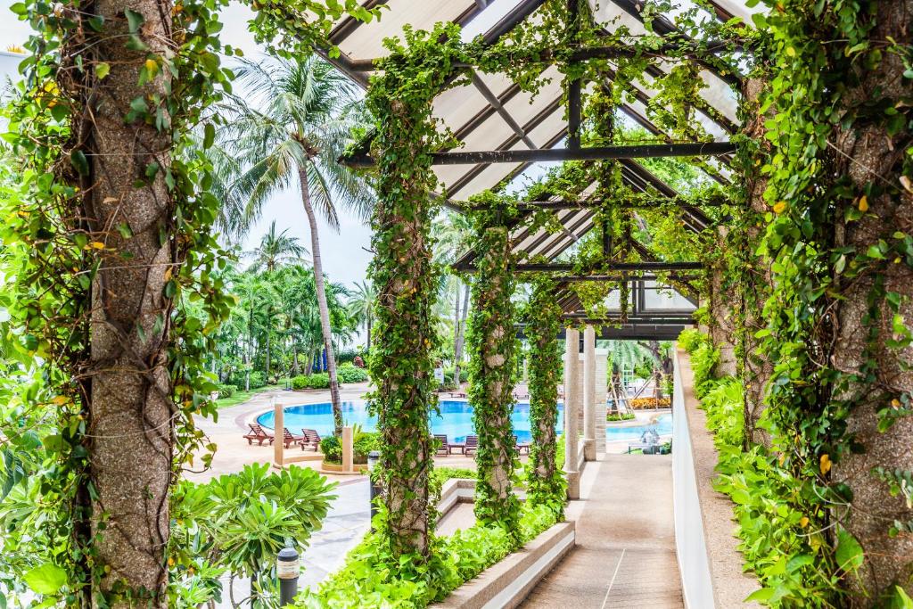 Cholchan Pattaya Beach Resort (SHA Extra Plus), Pattaya | 2023 Updated ...