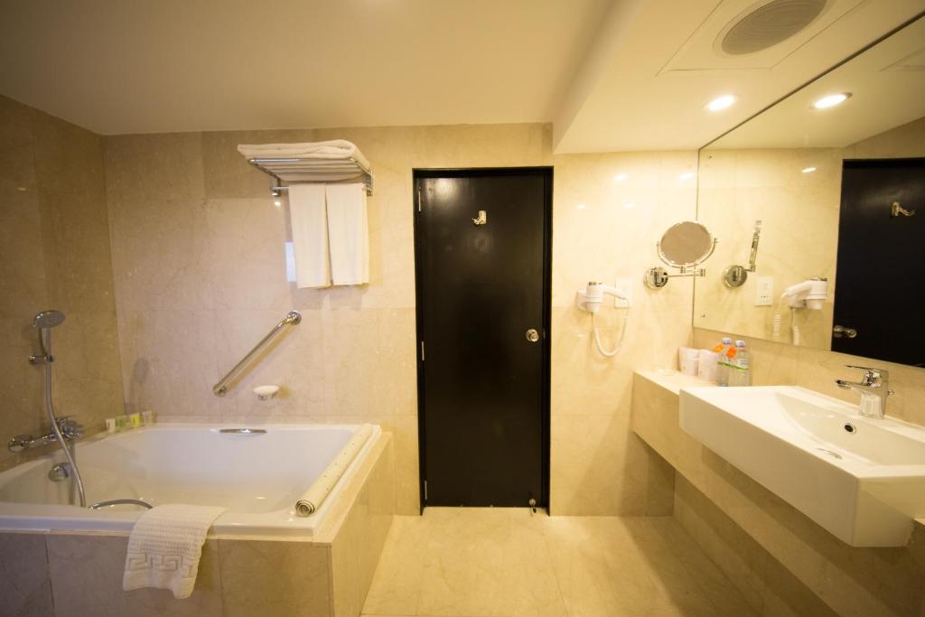 Ramada by Wyndham Colombo Hotel - Deals, Photos & Reviews