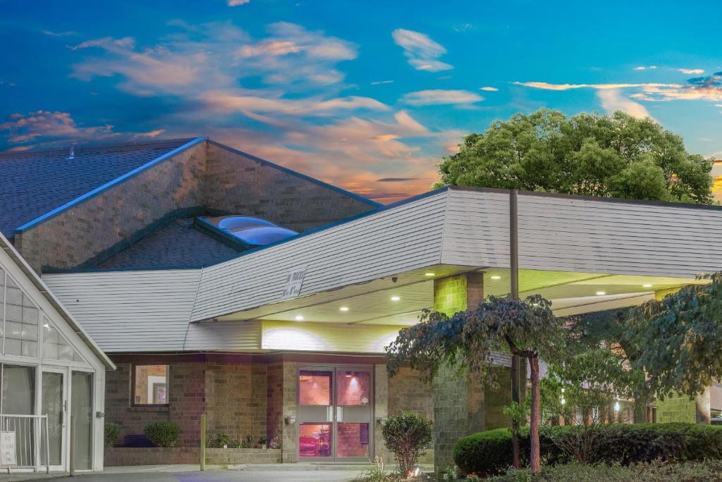Skylight Inn And Suites Cleveland