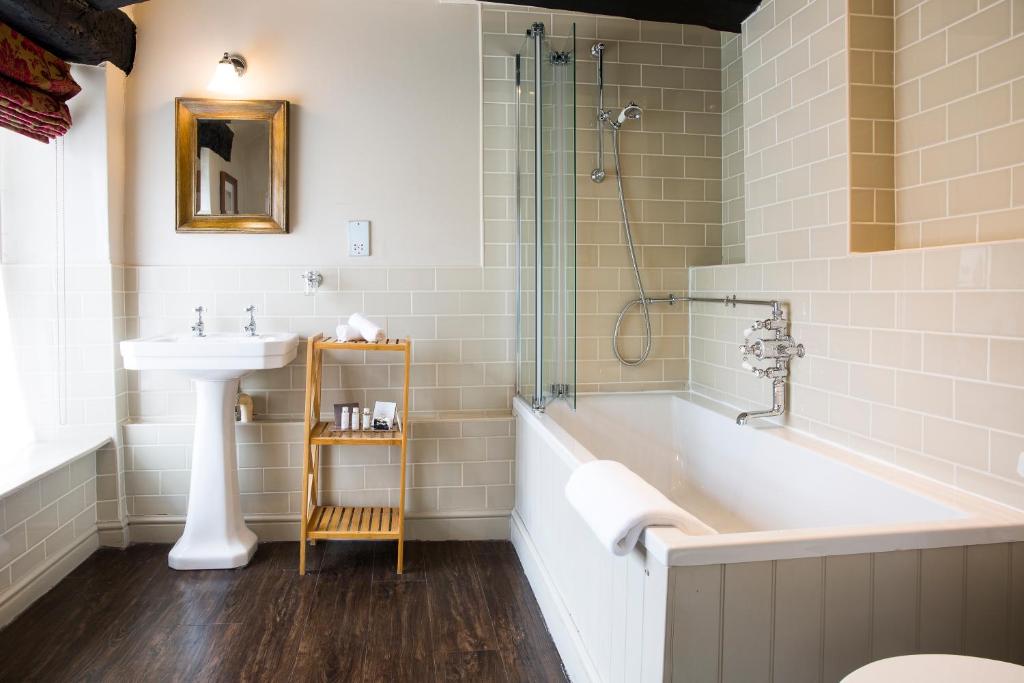 The Castle Inn | Cotswolds Guide