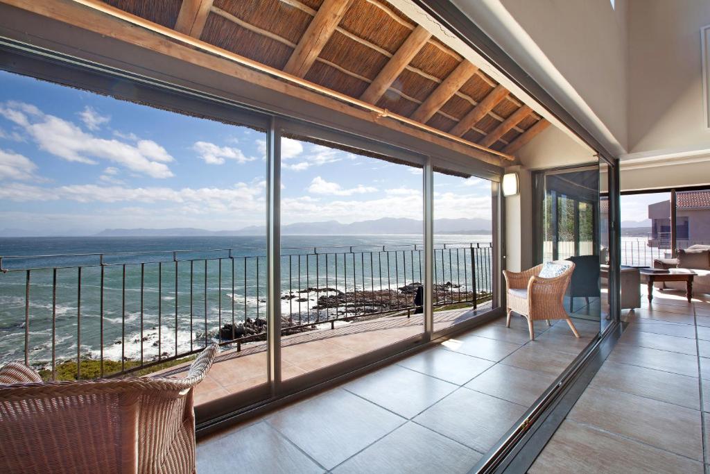 Best Price on Whale Huys Luxury Oceanfront Eco Villa in De Kelders ...