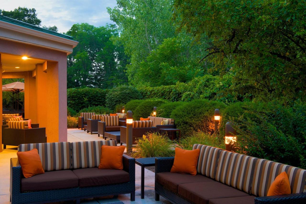 Country Inn & Suites by Radisson Columbus-Edinburgh Pet Policy