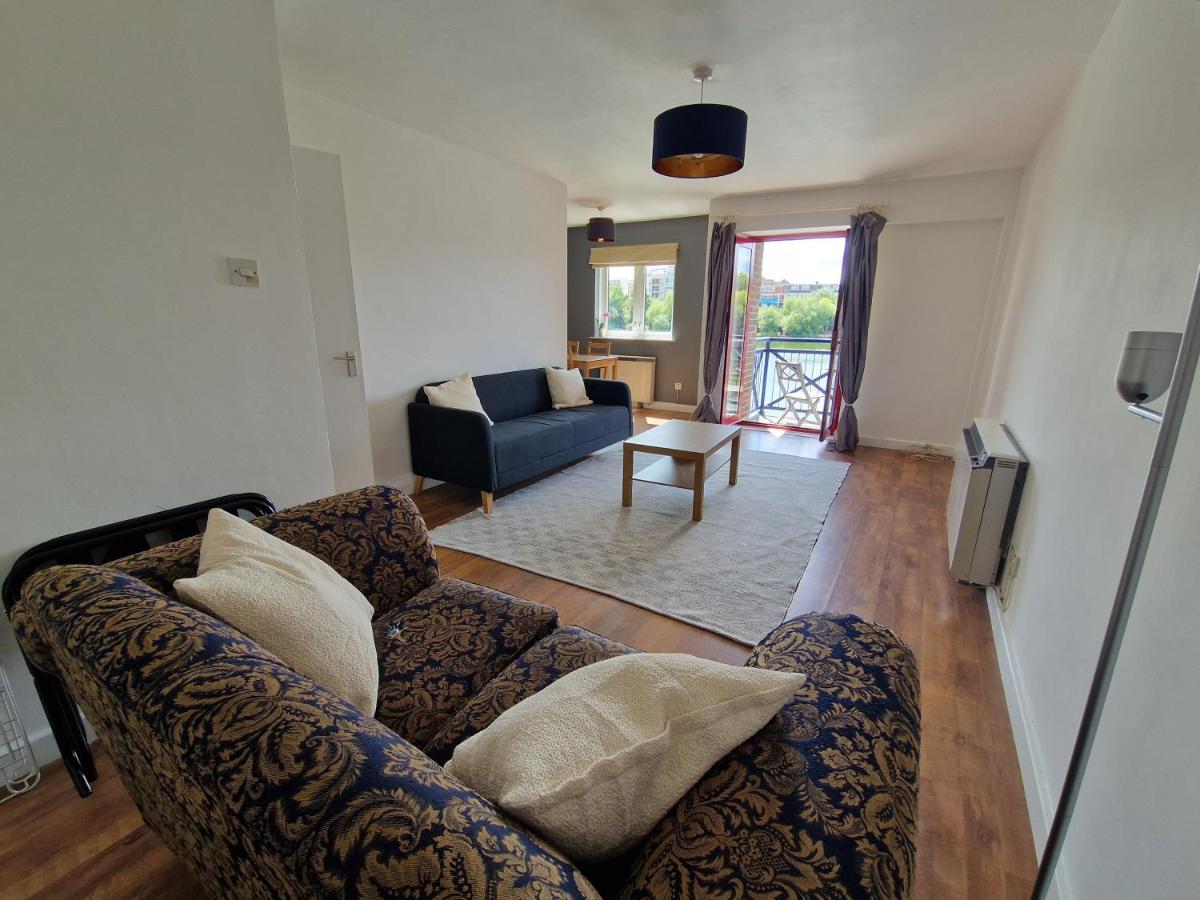 Wapping 700sqft 2 Bedroom Apartment - South facing Dockside views ...