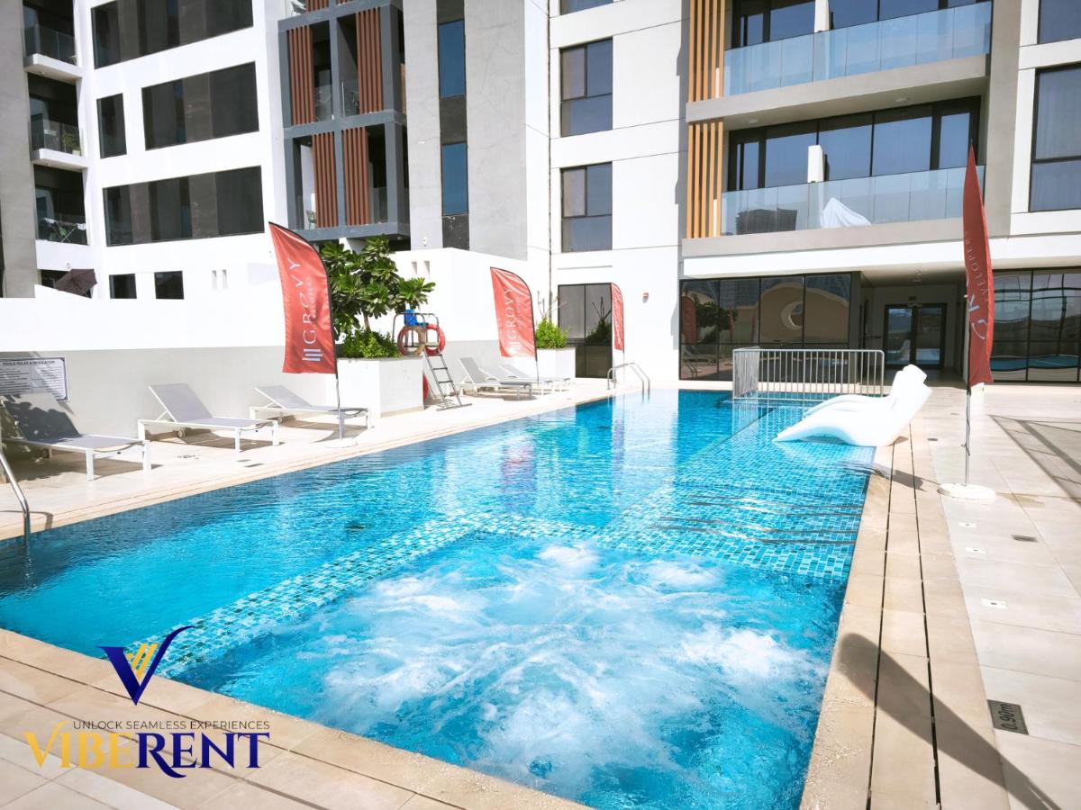 Modern 6 sleeper JVC Rooftop pool, tennis court 10 min to Marina in ...