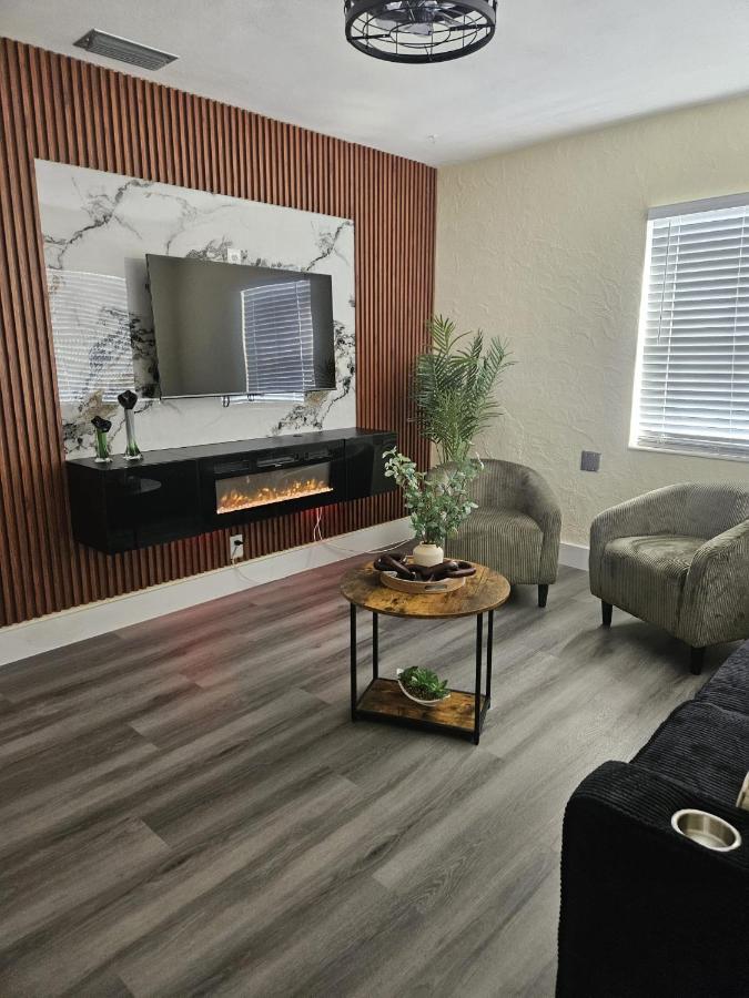 Palmera House in Tampa with Hot Tub 10 minutes from Airport & Busch ...