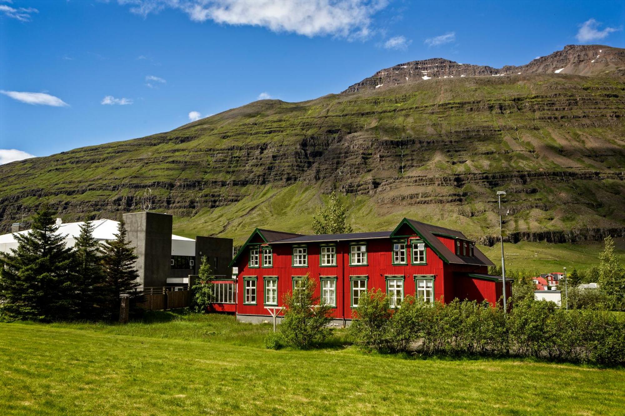 Hafaldan HI Hostel | Old Hospital | Best Price 2025 | Guide to Iceland