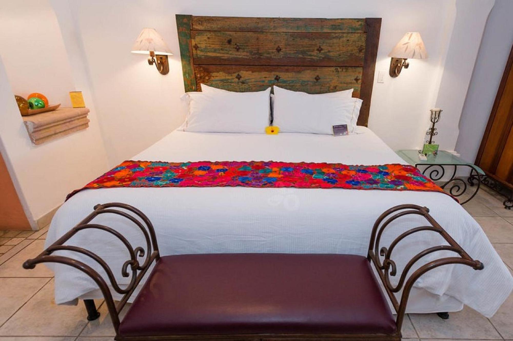 El Encanto Inn & Suites - Mundo Joven