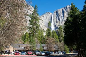 Reno to Yosemite Valley - 3 ways to travel via bus, and car