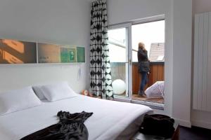 Ireland to Germany - 11 ways to travel via train, plane, car ferry, and bus