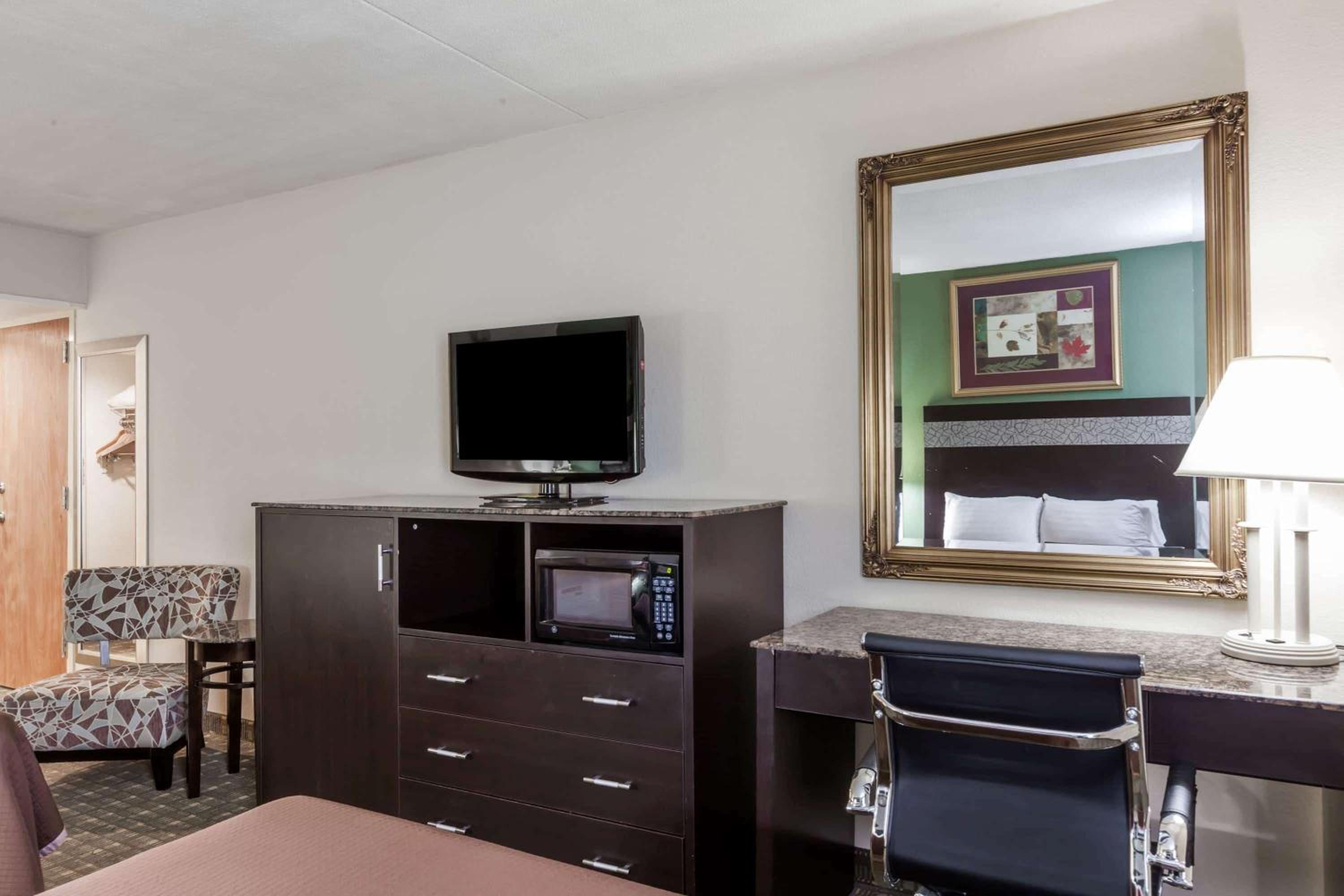 Howard Johnson Hotel by Wyndham Newark Airport - Best stays in Newark ...