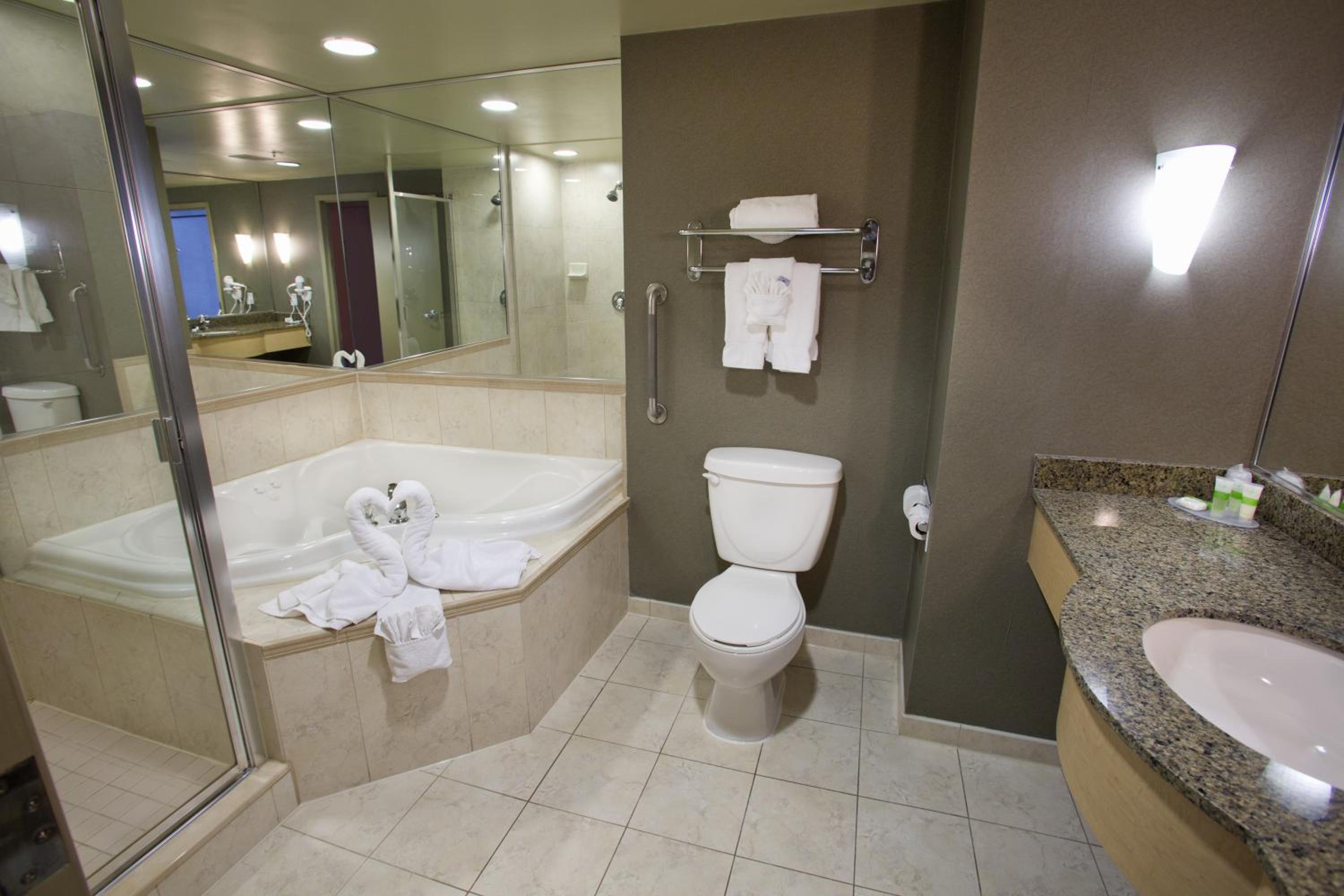 Oakes Hotel Overlooking The Falls - Best stays in Niagara Falls ...