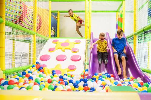 Holiday Park & Resort Rowy: noclegi, ceny i opinie (2026) | Polska ...