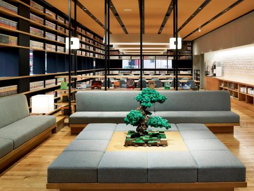 MEANDER Osaka to Kansai Airport - 4 ways to travel via train, bus, car