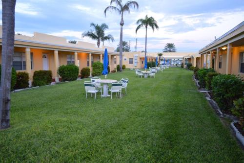 Monterey Condo-Motel in Redington Shores (FL) - Room Deals, Photos ...