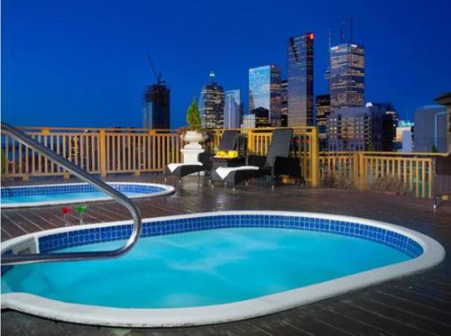 10 Hotels With Rooftop Pools In Toronto, Canada - Updated | Trip101