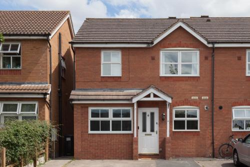 Hereford - Kestrel House - 4 Bedroom House Close To City With Parking - Sleeps 7 - Suitable For Fami - Hereford