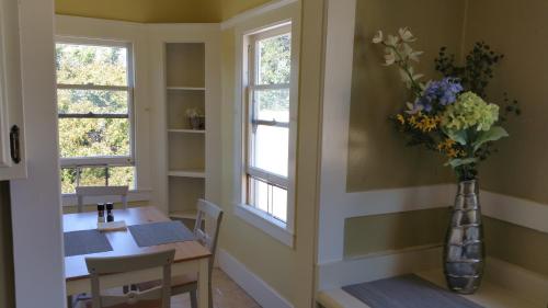 Spacious, Sunny House In Berkeley/oakland Rockridge - Oakland, CA