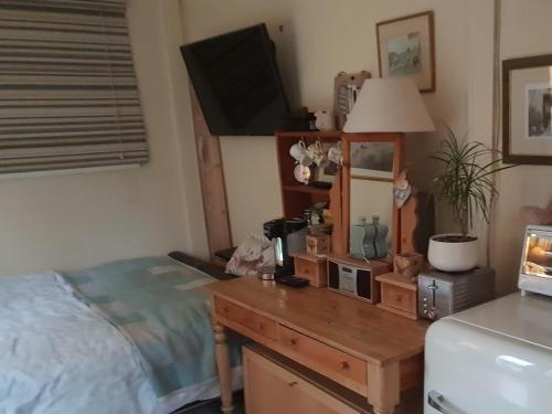 The Garden Room, Pets, Fridge Tv - Chester