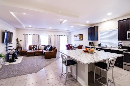 Den Haven Entire Home Near Dia With Three Bedrooms And Private En Suite Baths - Denver, CO