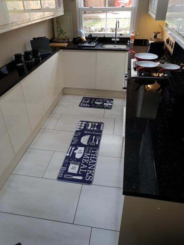 Slough Centre Townhouse With Driveway Parking For Up To Two Cars - Slough