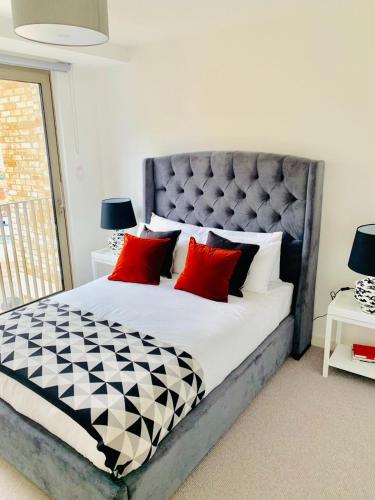 From £40pp - Magnificent 2Beds 2Baths very close to Excel London, O2 ...