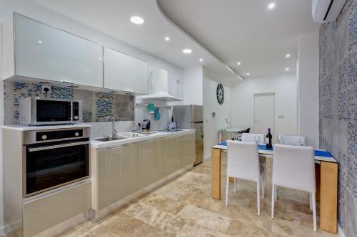 Modern 2 Bedroom Apartment In St Julians - Pembroke, Malta