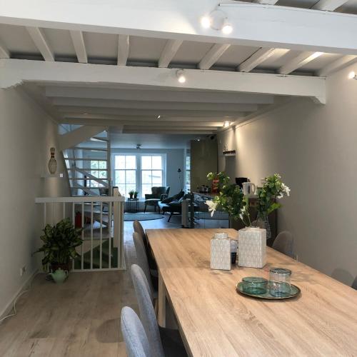 Luxe Toplocatie! Monument Hartje Centrum Dordrecht, 2 Badkamers, 2 Keukens, Tuintje (10 Personen) - Dordrecht