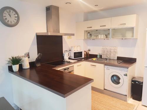 3 Bed Luxury Town Center Apartment With 50 Inch 4k Tv (Netflix & Nowtv Ent. Pass) - 노샘프턴