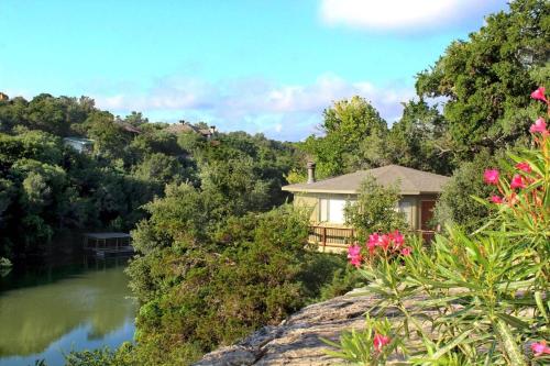 Lakefront Treehouse On Lake Travis Pool & Hot Tub - Lakeway, TX