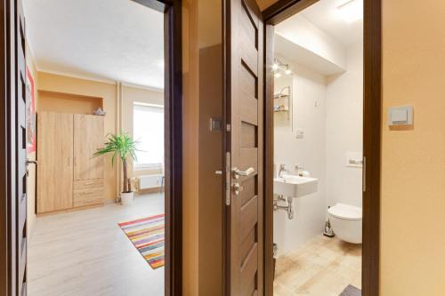Cozy Room At Metro Station, Private Bathroom, 9minutes Oldtown, 15minutes Airport, Wifi - Prague