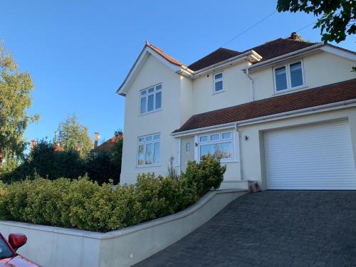 Great Location Newly Refurbished 3 Bedroom Detached House - Bournemouth