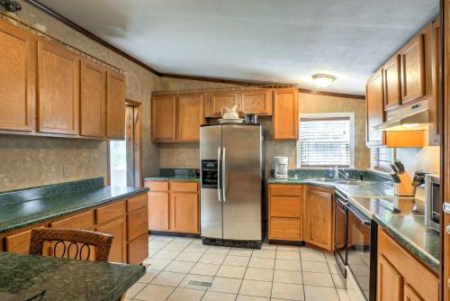 Ooltewah Cabin W/ Grill, Pool Table & Porch! - Harrison, TN