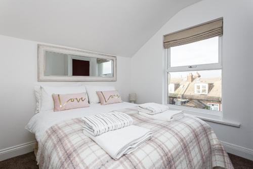 From £56pp - Luxury Granada Apartments - 1 & 2 bed FLATS w FREE Parking ...