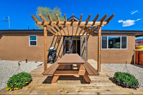 From $58pp - Downtown Home with Large Yard, 21 Mi to Monarch, Salida, CO