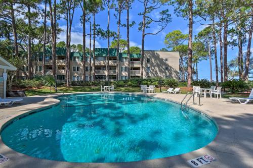 Beach + Pool Access: Colorful Hilton Head Condo! - セント・ヘレナ島, SC