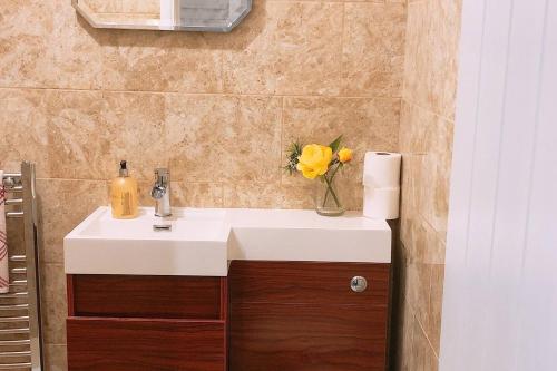 Flat 2 - Entire Modern Two Bedrooms Home With En-suite & Free Parking Close To Qmc, City Centre And - ノッティンガム