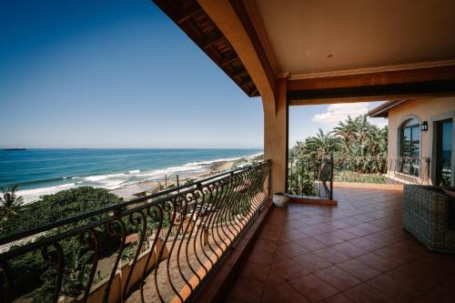 6 Bedroom Tuscan Styled Home In Umdloti Beach - La Mercy