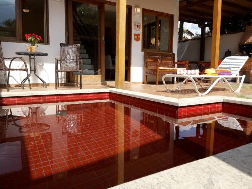 Refugio Com Piscina Vermelha - 3 Suites, Churrasqueira E Praia Na Esquina! - Paraty