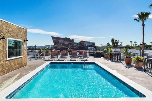 Skyline Views 1-bedroom With Balcony And Pool - Burbank, CA