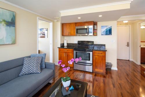 2 Bedroom Corner Suite & Tropical Views - Honolulu, HI