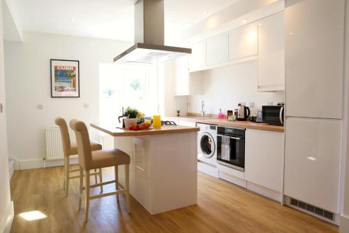 Modern New House - Great Location - Garden - Parking - Fast Wifi - Smart Tv - Stunning 2 Bedroom Hou - Bournemouth