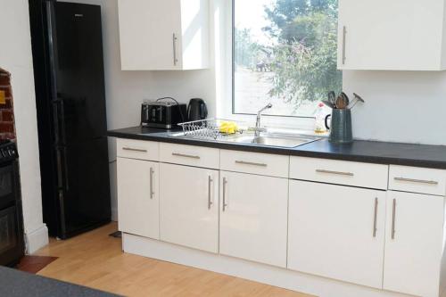 Hullidays - University Side Lg 4 Bed House - Kingston upon Hull