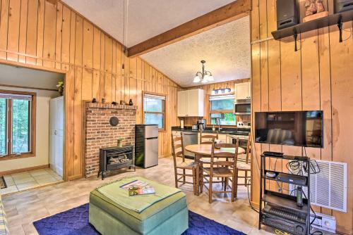 From $88 - Linville Land Cabin With Community Amenities, Newland, NC