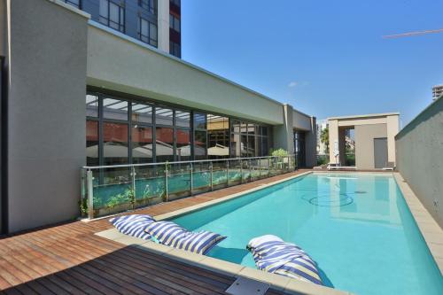 305 Sandton Skye Apartments - 요하네스버그
