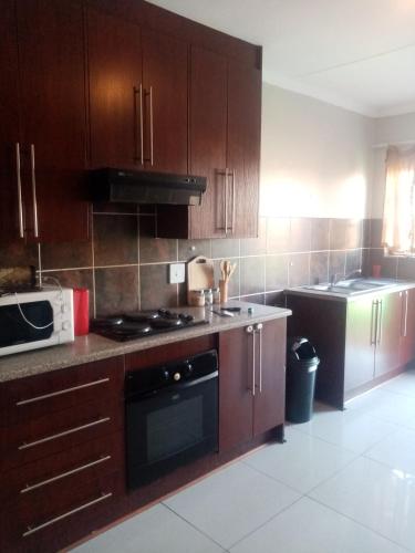Tumi's Home Away- 3 Bedroom - Emalahleni