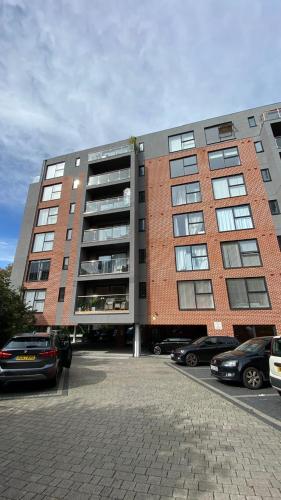 Modern Central Flat With Balcony & Free Parking On-site - Bournemouth