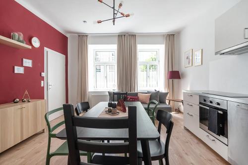 Colorful Apartment Facing Green Courtyard - Viena