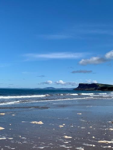 Ballycastle, Beachside Apartment - Ballycastle