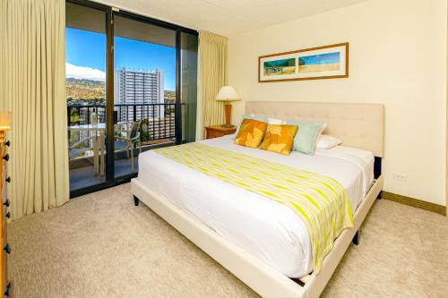 Mountain Views & Steps To Beach - Free Parking! - Honolulu, HI